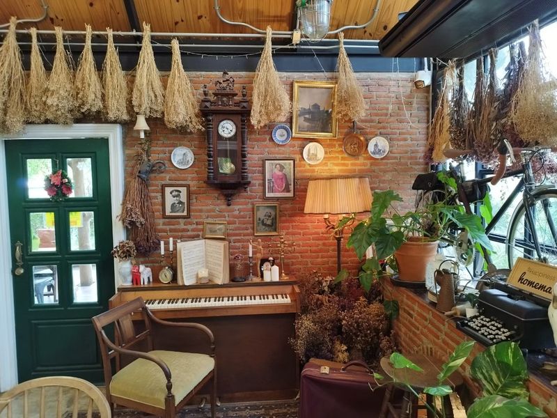 [Rosie] RAVI RIVA CAFE (Kanchanaburi) There were a lot of spots to take ...