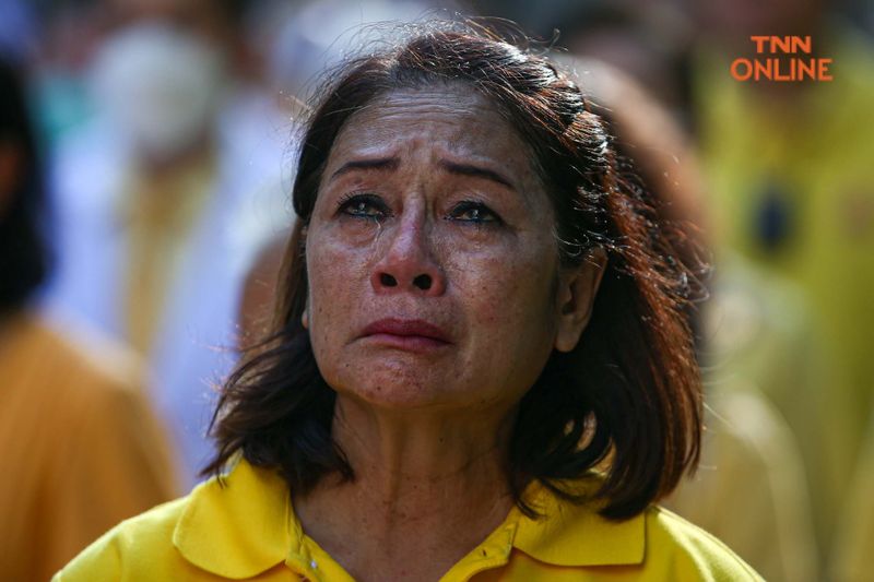 [TNN ONLINE] ยืนสงบนิ่ง 89 วินาที น้อมรำลึกในหลวง ร.9 08.05 น. คณะแพทย์ พยาบาล รพ.ศิริราช และ ...