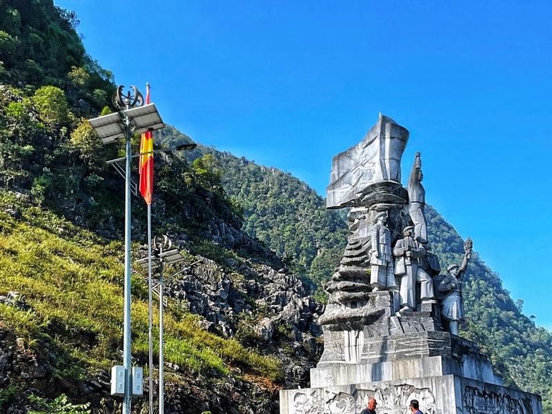 [Supawan’s Colorful World] Youth Monument & Ma Pi Leng Skywalk ...