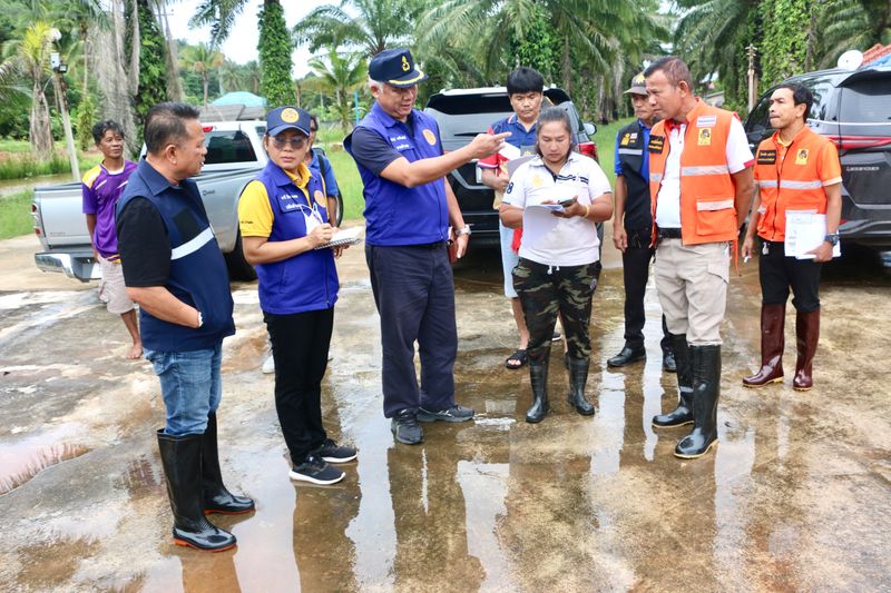 [Sorrasin ] วิชัย สุดสวาสดิ์ สส.ชุมพร เขต 1 พรรครวมไทยสร้างชาติ ลงพื้นที่หาดทรายรีหลังฝนตกจนน้ำ ...