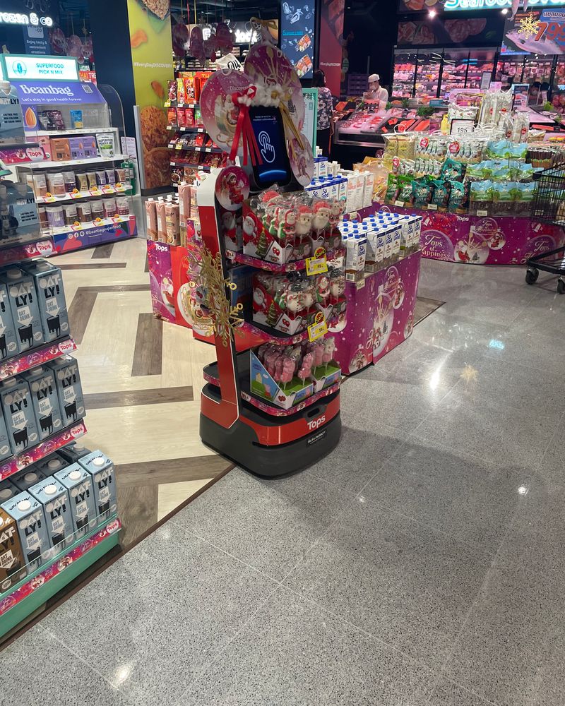 [f] วันนี้ค่อนข้างแปลกใจ ตรงที่ Tops เอาหุ่นยนต์อัตโนมัติมาเคลื่อนที่ไป