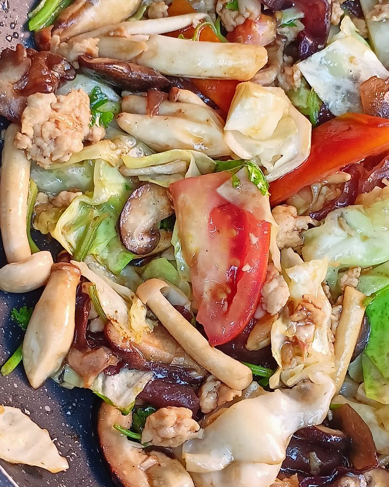 [phungkangyummy ( พุงกาง ยัมมี่ )] ผัดอกไก่กะหล่ำปลีรวมเห็ด ( Stir ...