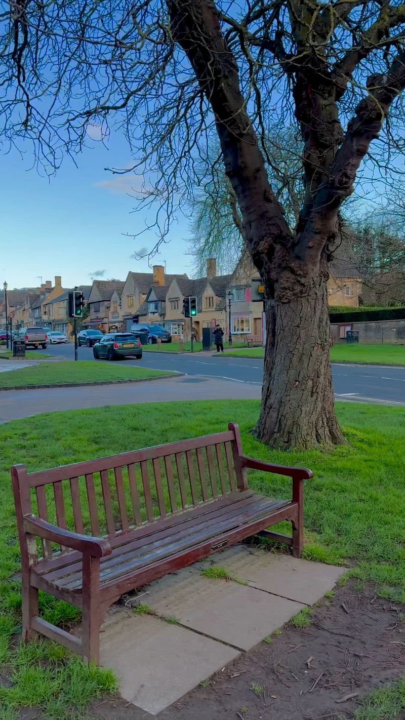 [เที่ยวอังกฤษไปตามอารมณ์] High Street Broadway in Cotswolds one of the ...