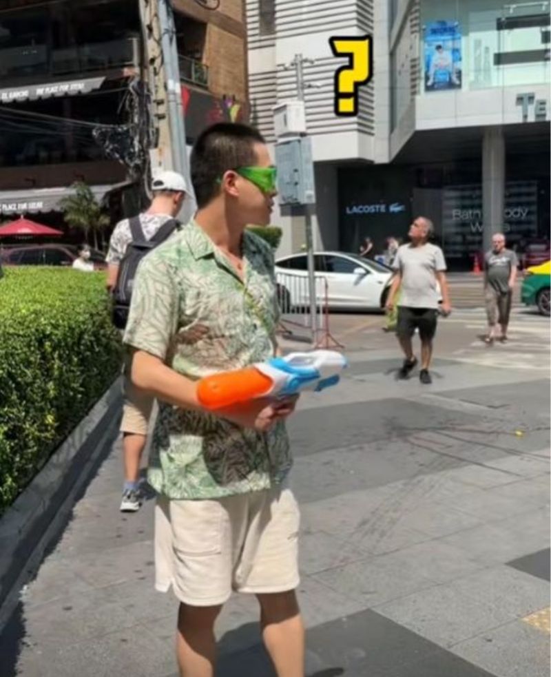 นายสมบัติ พลายใย สงกรานต์ ชาวจีน ชาวจีนคนหนึ่งถึงกับยืนงงในดงผู้คนมากมาย หลังเดินสวมแว่นกันน้ำ
