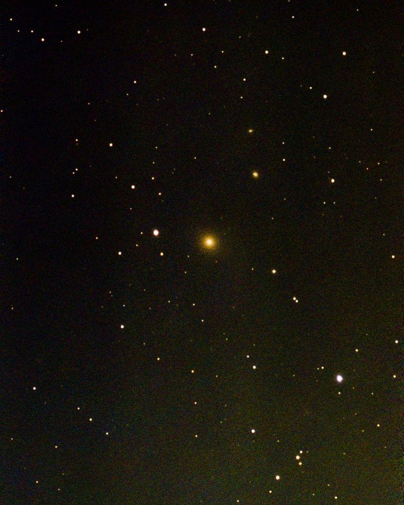 [สุชาต จันทรวงศ์] 🌀 M 87 (NGC 4486) Virgo A ℹ️ เป็นกาแล็กซี่ทรงรีขนาด ...