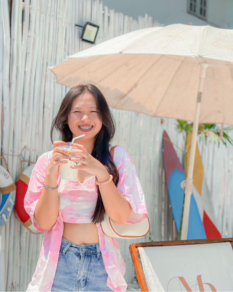 [PATCHARAWADEE DEEBAN] เที่ยวรับซัมเมอร์ท้าแดดหน้าร้อน ในช่วงฤดูร้อนที่อบอุ่บและแสงแดดแจ่มแจ้ง ...