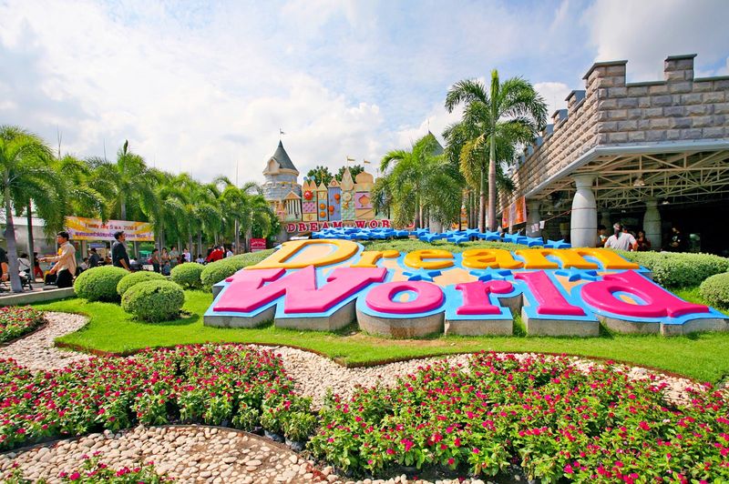 [Naravit Kuntaruck] Discovering Thailand's Fun Parks: Dream World ...