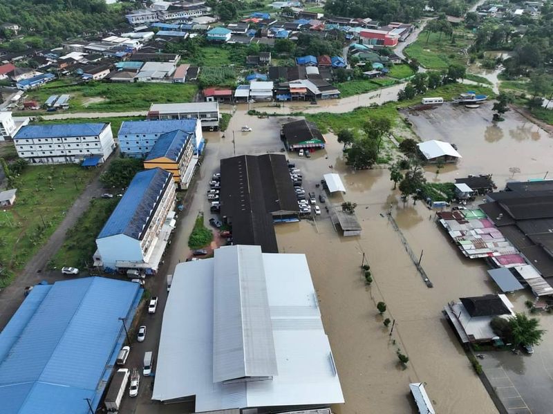 [sombat srina] เมื่อเช้าวันที่ 22 ก.ค.67 ที่ผ่านมา เวลา 05.00 น. จันทบุรีมีน้ำเอ่อล้น กองทัพเรือ ...