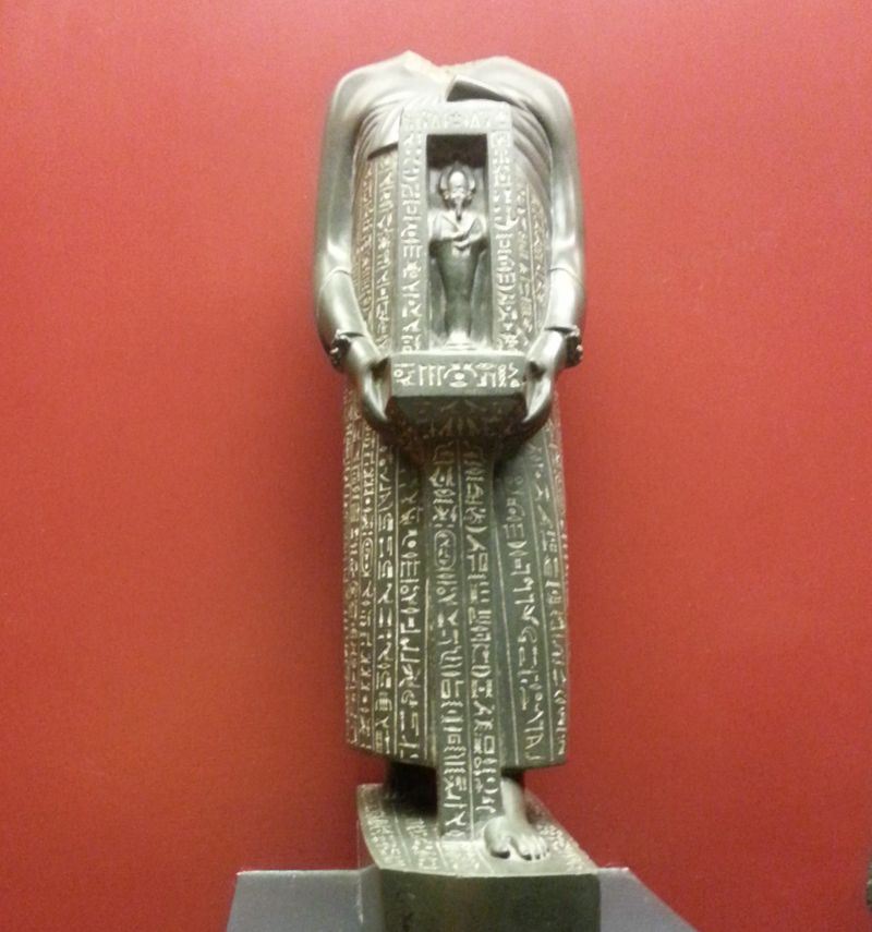 [อิจฉาอิตาลี] บุรุษหัวหายกับหีบเทพเจ้า (Naophorous statues) ตู้โชว์ที่ ...