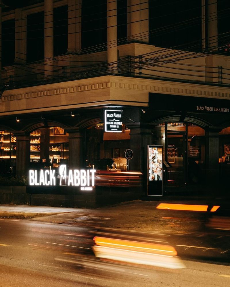 [The Analyzt] ปักหมุด แลนด์มาร์คแห่งใหม่ย่านเอกมัย Black Rabbit Bar ...
