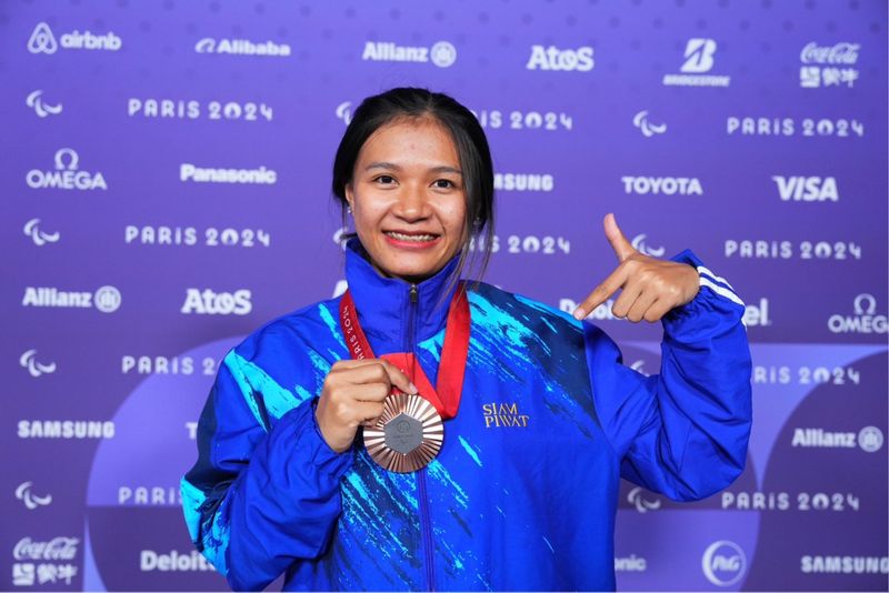 [CHANHEintomagazing] สยามพิวรรธน์ ขอแสดงความยินดีกับ “อภิญญา ทองแดง” พนักงานของบริษัทฯ ที่คว้า ...