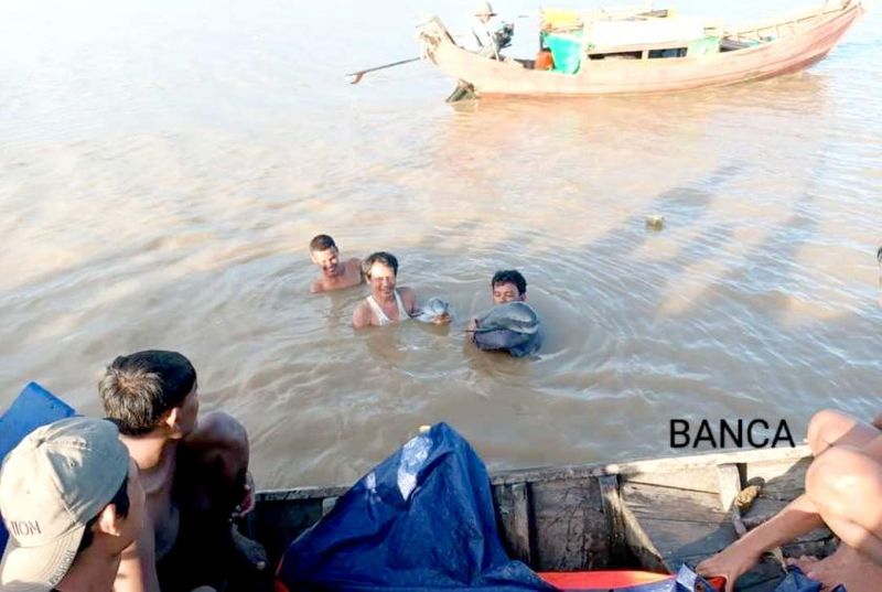 [Look Myanmar] โลมาอิรวดีถูกช่วยเหลือและปล่อยลงน้ำลึกแล้ว มีรายงานว่าเจ้าหน้าที่จากสมาคมอนุรักษ์ ...