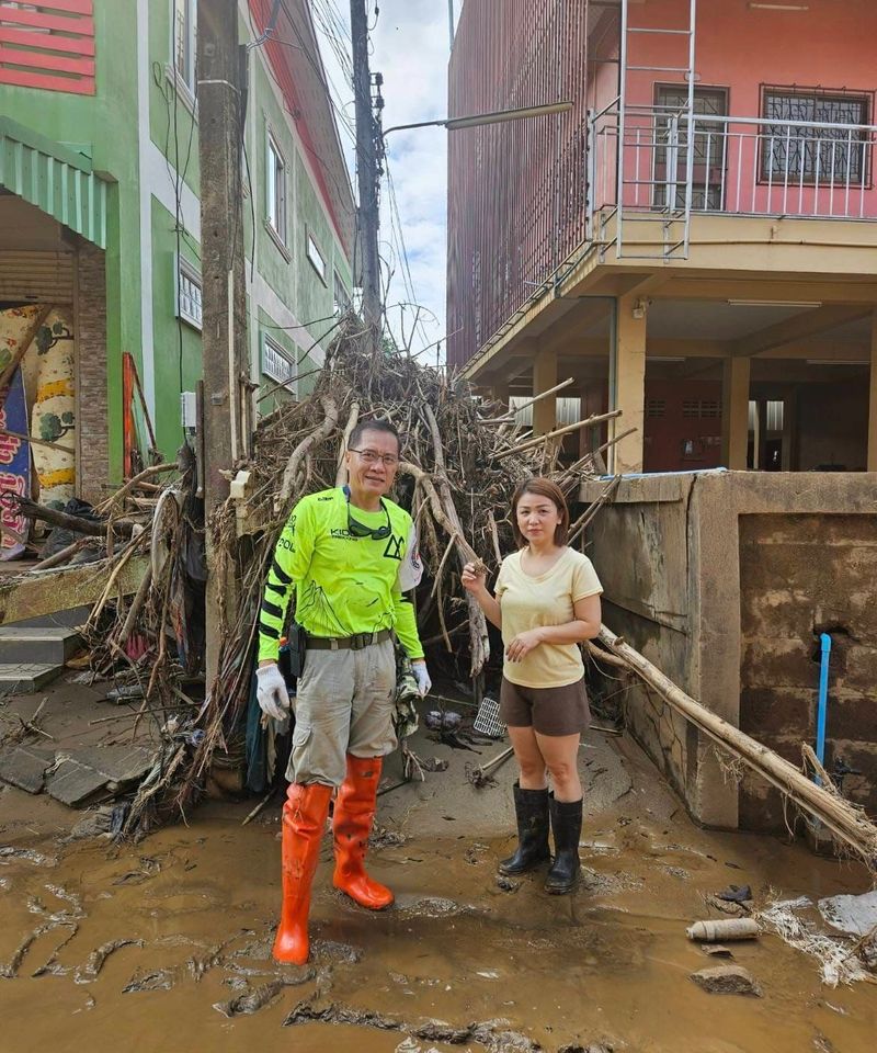 [CHANHEintomagazing] จิตอาสาลงพื้นที่ช่วยชาวชุมชนล้างบ้านที่แม่สาย รอบ2 https://www ...