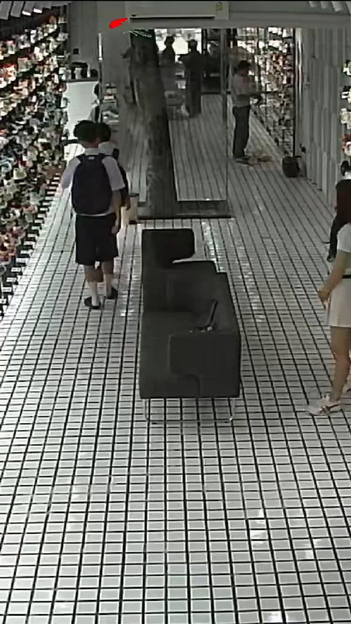 [เบื่อเมือง] ดอกไม้ให้คุณ แต่รองเท้าให้เด็ก ร้าน Cboy คลองถมซีคอนสแควร์ ใกล้สถานีรถไฟฟ้า YL15 ...