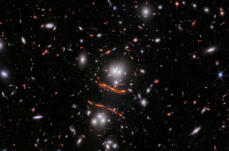 [Antfield] นักดาราศาสตร์ตรวจพบภาพควอซาร์ที่เกิดจากเลนส์แรงโน้มถ่วงแบบ ...