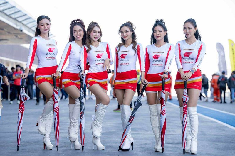 [CHANHEintomagazing] งดงาม! พิตวอล์คศึกสองล้อเอเชีย สนามส่งท้ายปี แฟนแห่ส่งกำลังใจ! https://www ...