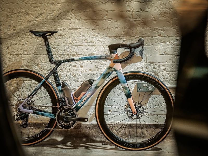 [Probike] 𝑾𝒉𝒊𝒄𝒉 𝒐𝒏𝒆 𝒄𝒂𝒕𝒄𝒉𝒆𝒔 𝒚𝒐𝒖𝒓 𝒆𝒚𝒆? ดีไซน์ที่ถูกทำสีด้วยมือ ผสมผสาน ...