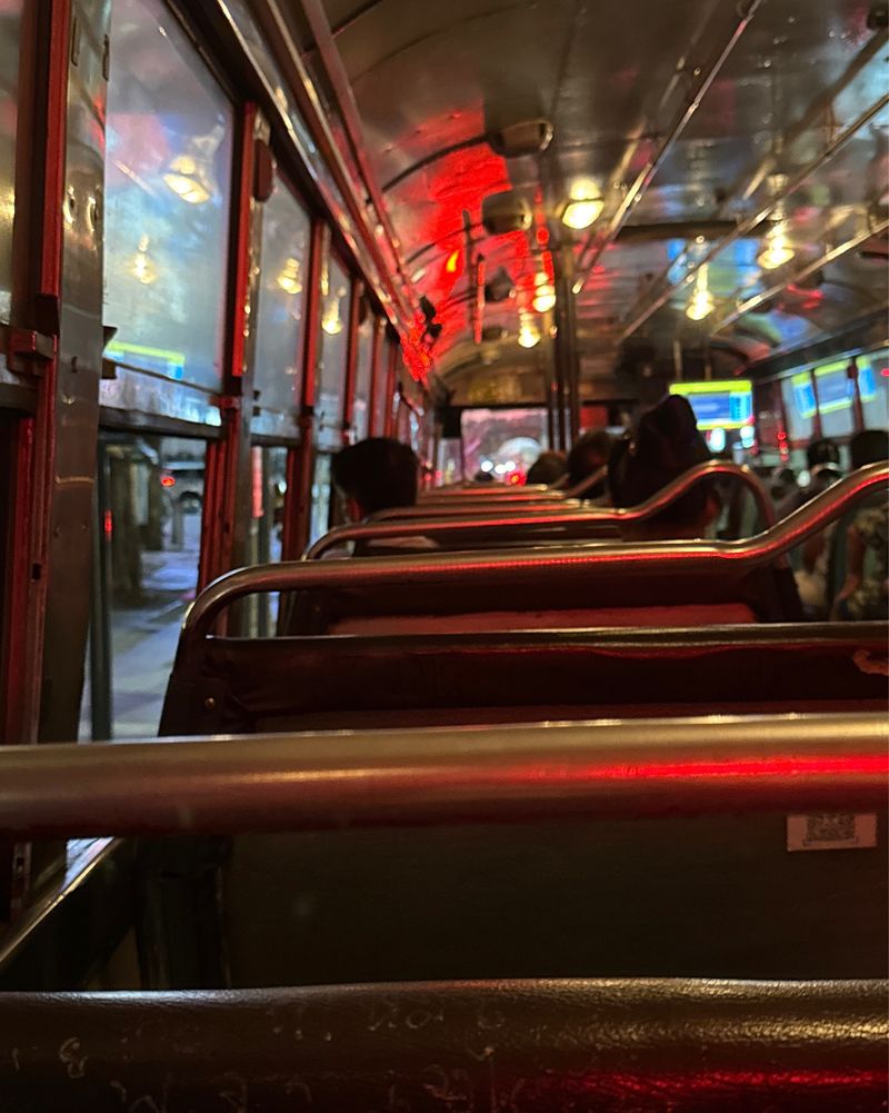 [LM BLOG] 5 พ.ค.2568 ผมกำลังนั่งรถเมล์กลับบ้าน คงเหมือนคนวัยทำงานอีกมากมายที่อยากกลับไปพักผ่อน ...