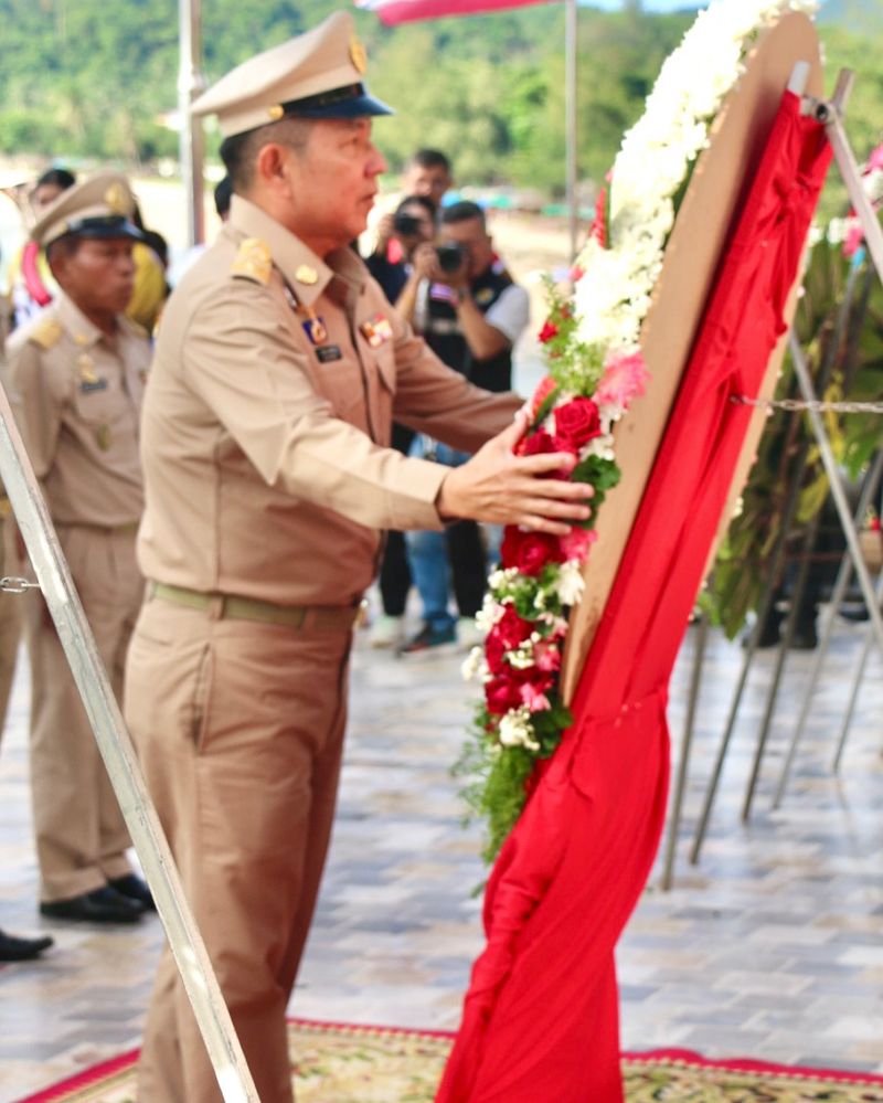 [Sorrasin ] ผู้ว่าฯชุมพร นำข้าราชการและประชาชนร่วมวางพวงมาลาเนื่องใน “วันอาภากร” ประจำปี 2568 ...