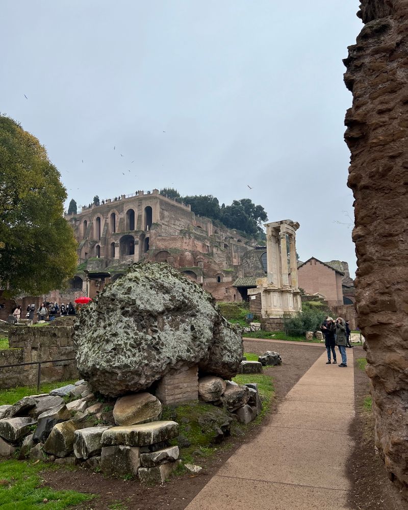 [Nok Milazzi] Roman Forum After the 7th century, the buildings fell ...